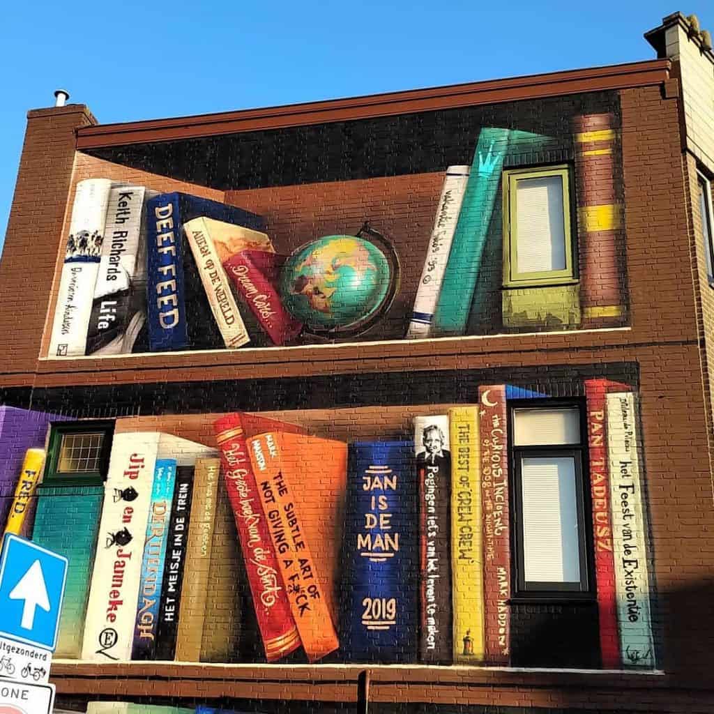 Realistic Bookshelf Mural in Utrecht | Moss and Fog