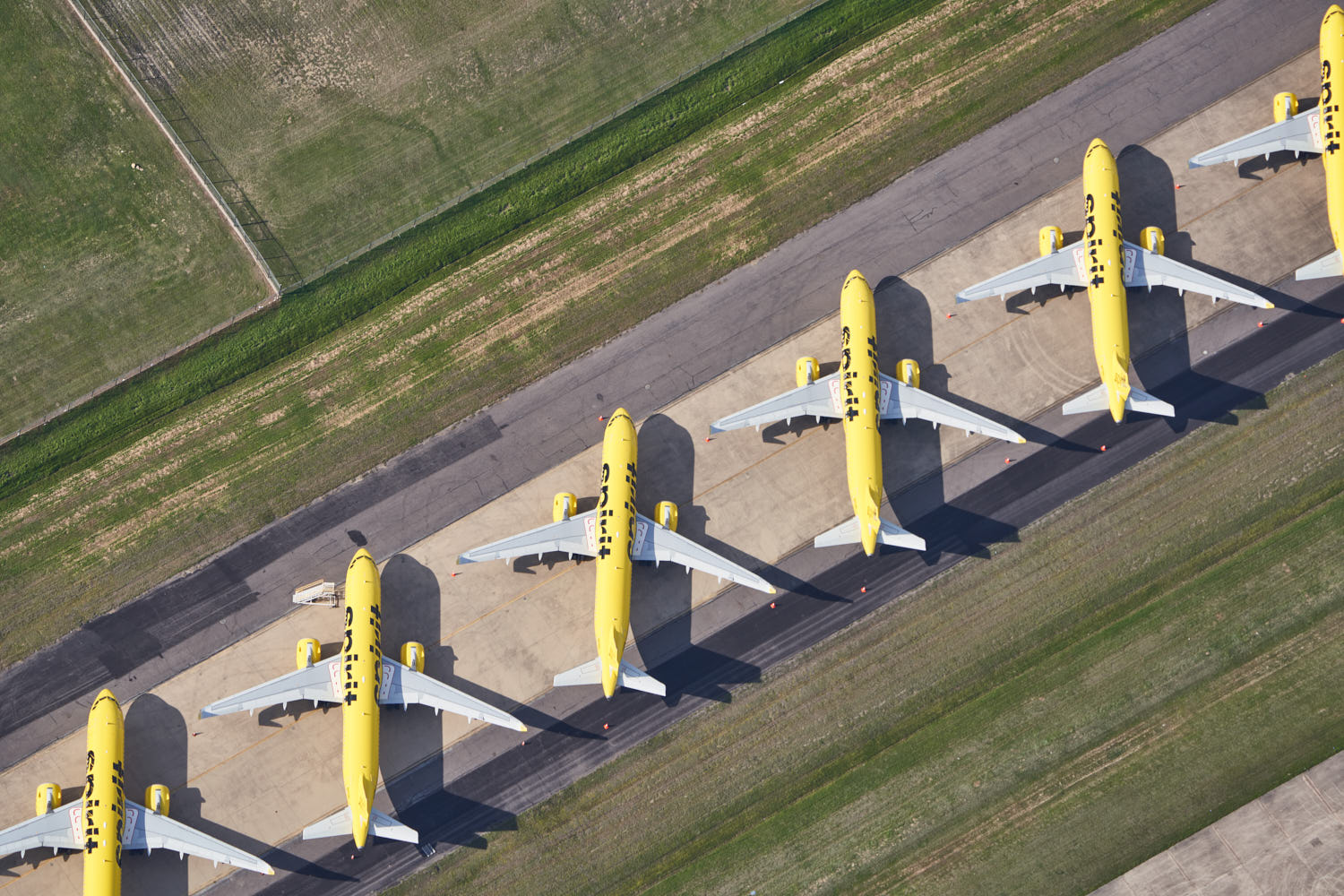 Aerial Photos Show Thousands of Grounded Airplanes | Moss and Fog