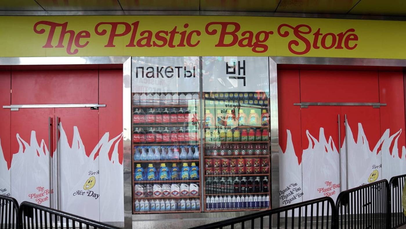 The Plastic Bag Store Shows us the Absurdity of the Plastic Era | Moss ...
