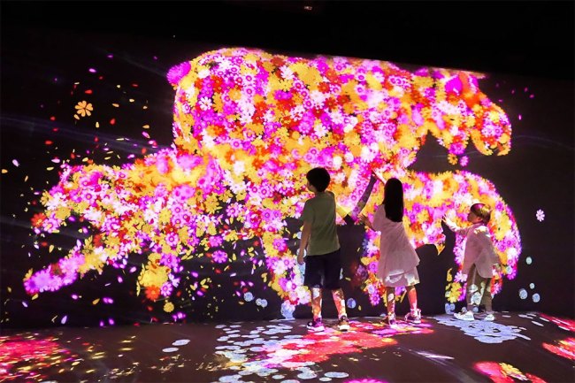 TeamLab’s Digital Autumn Leaves – Moss and Fog