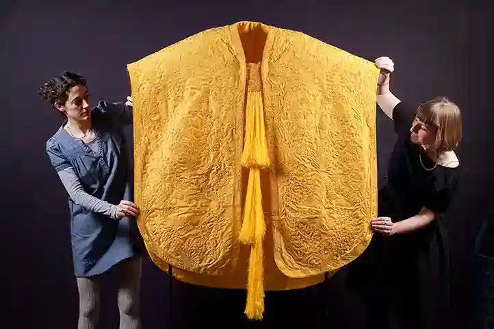 Golden Cape Made From Orb Weaver Spider Silk Was 8 Years in the Making ...