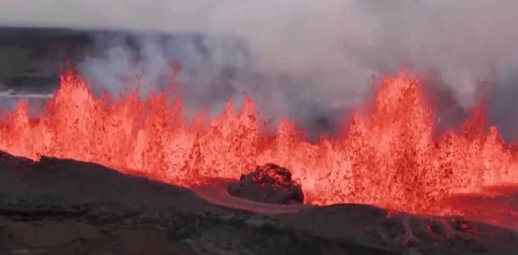 Mauna Loa, The World's Largest Active Volcano, Is Alive with Flowing ...