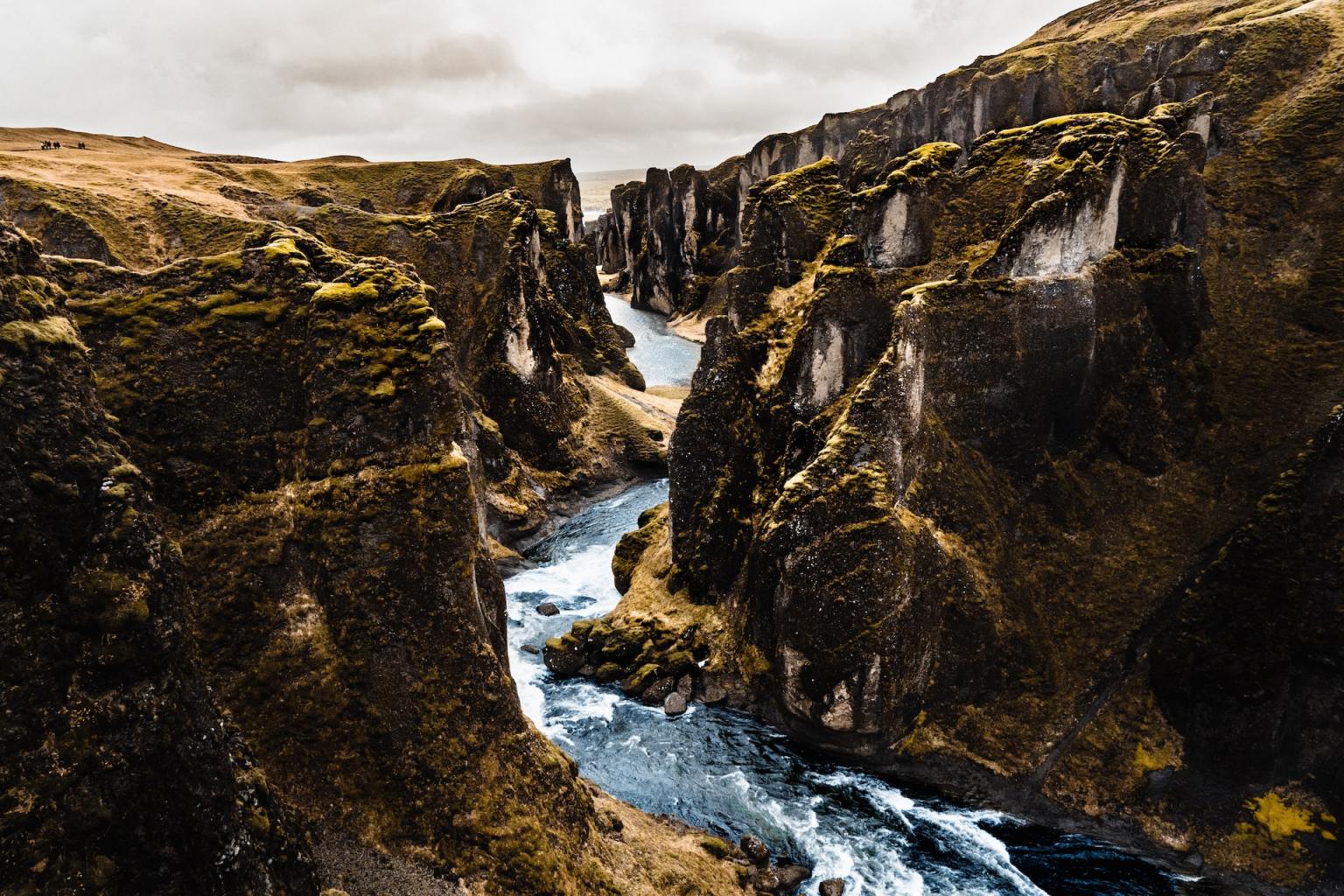 Fjaðrárgljúfur, An Incredibly Hard to Spell and Jaw Dropping Canyon In ...
