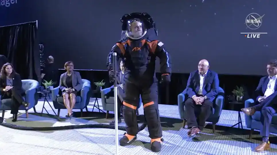 NASA and Axiom Just Revealed the New Spacesuit That Astronauts Will ...
