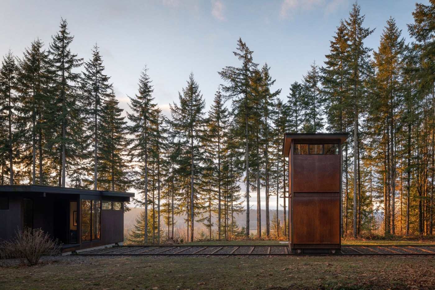 Modern Cabin ‘Maxon Studio’ Is Built on Railroad Tracks for Mobility ...