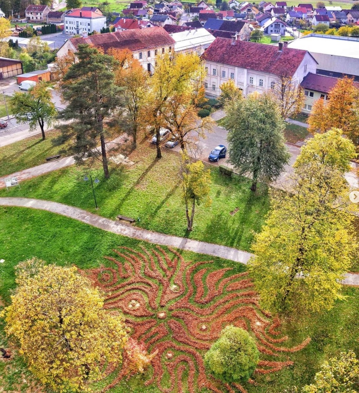 Artistic Leaf Patterns Made by Land Artist Nikola Faller » Moss and Fog