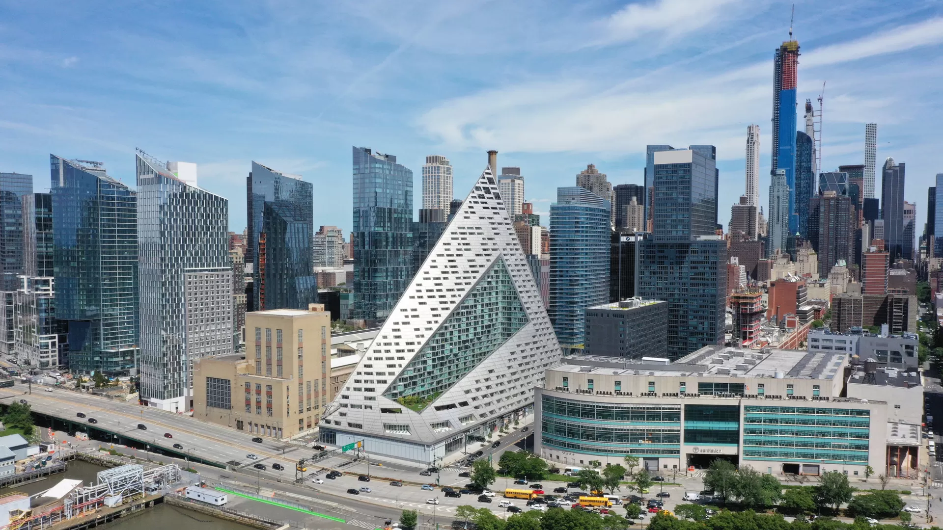 The Elegance of Curved Glass in New York’s Iconic Skyline – Moss and Fog