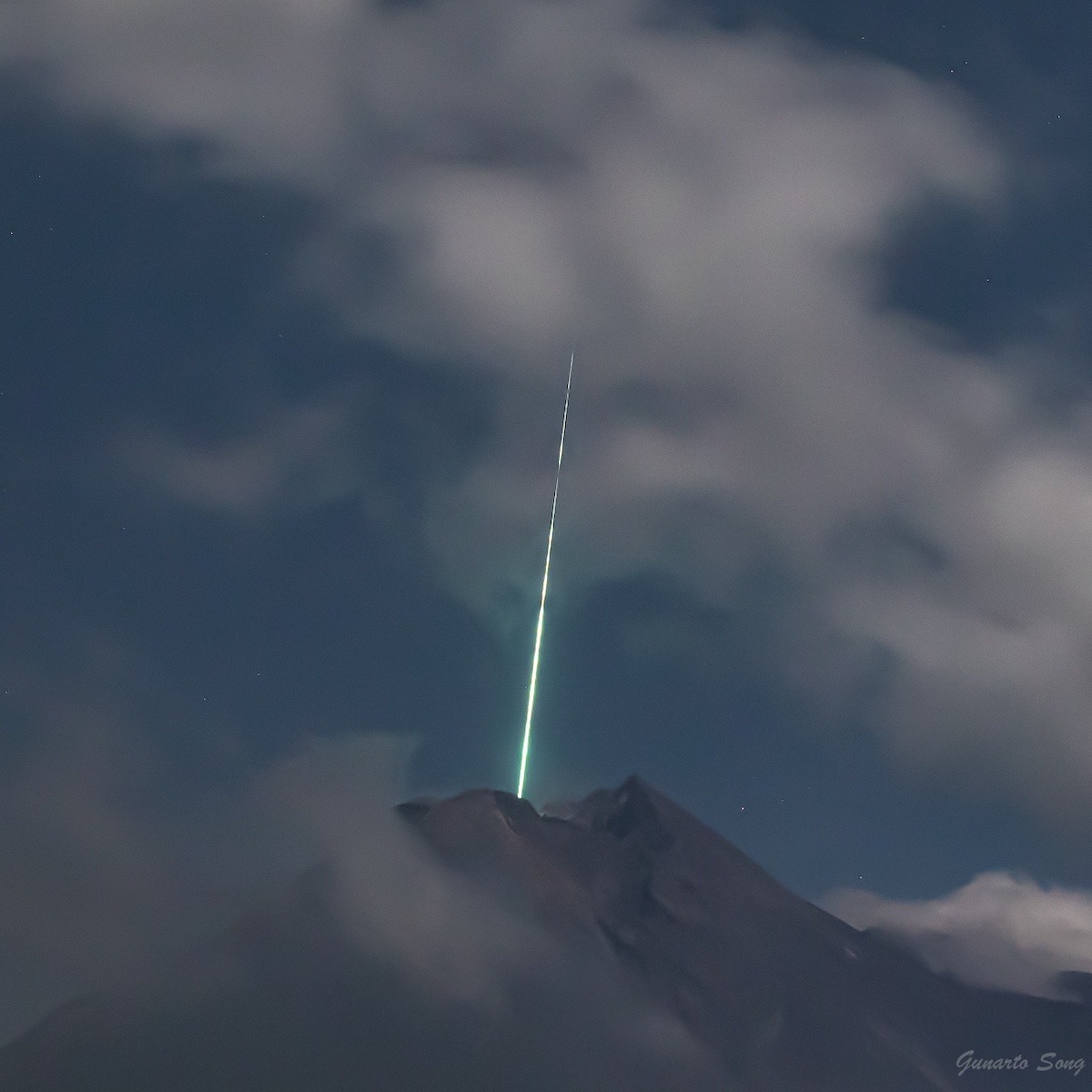Photographer Captures Meteor Streaking Into an Active Volcano – Moss ...