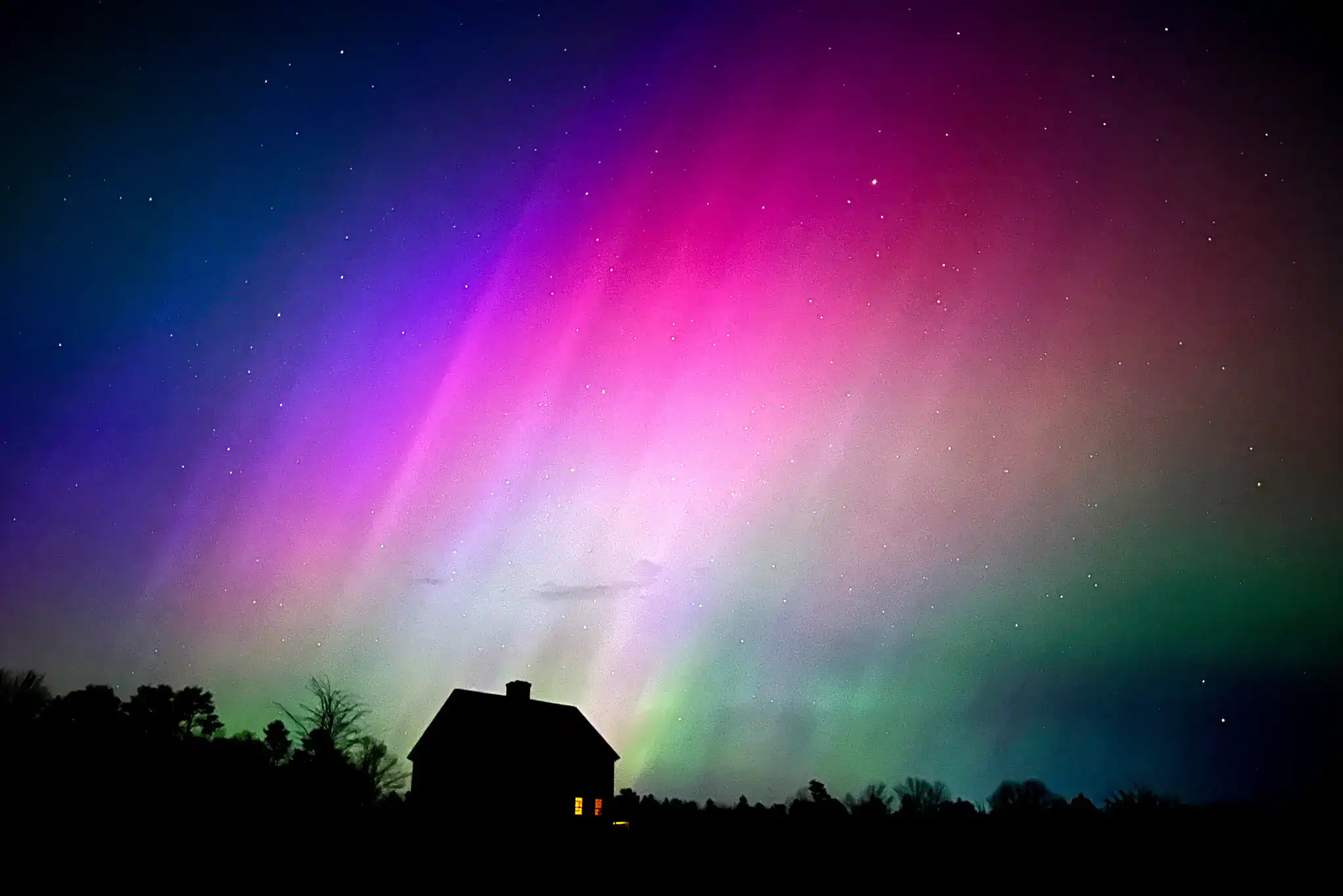 Stunning Aurora Borealis Erupt During Massive Solar Storm – Moss and Fog