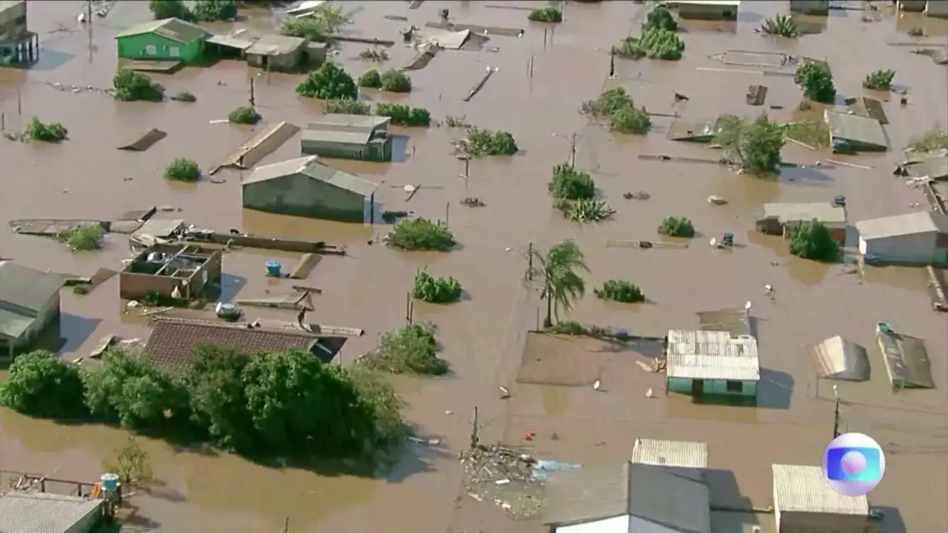 Severe Flooding in Brazil Shown in Stranded Horse on Roof Images » Moss ...